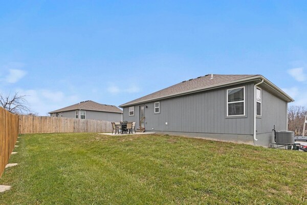 Stylish Midmodern 3 Bed New Build - Upper Level/private Entrance - Belton, MO