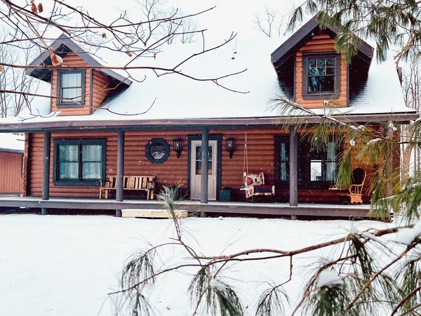 Luxury Log Retreat With Hot Tub, Near Homestead & Winery - Illinois