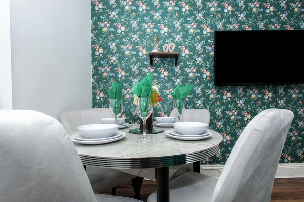 Newly Refurbished Modern Warm And Cosy Home. 5 Min From City Centre!! - Leeds