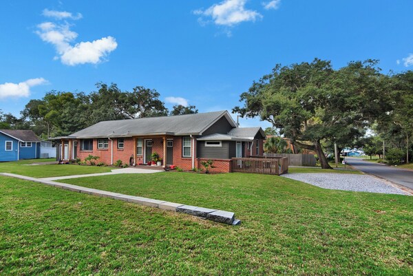 Charming Villa Steps From The Water In Beautiful Pensacola - Gulf Breeze, FL