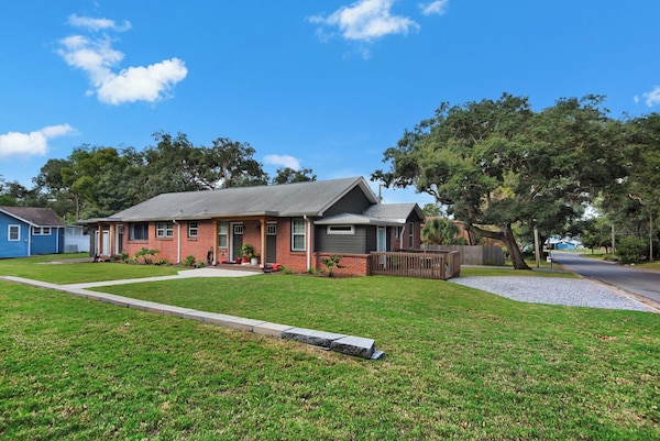 Charming Villa Steps From The Water In Beautiful Pensacola - Pensacola