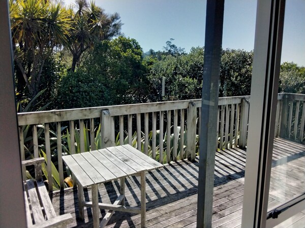 Two Minutes From Famous Raglan Surf Beaches. Access To Bush Track. Dogs Welcome. - Raglan