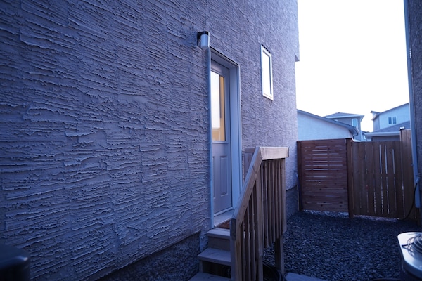 Modern Basement Suite With Private Entrance - Perfect For A Relaxing Stay! - Manitoba