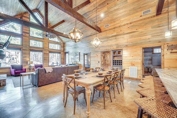 Hot Tub & Game Room: Spacious Cabin In Broken Bow! - Broken Bow, OK