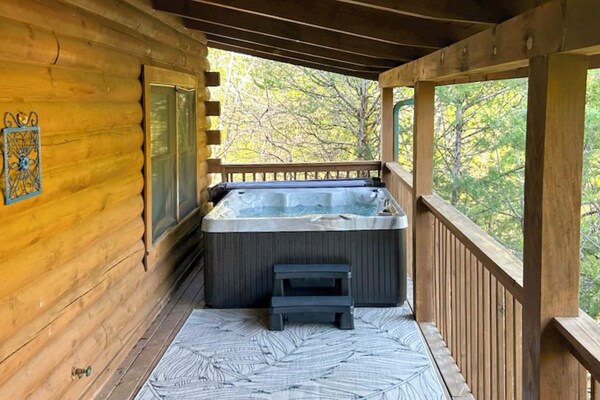 Cabin W/ Deck, Hot Tub & Douglas Lake Resort Perks - Dandridge, TN