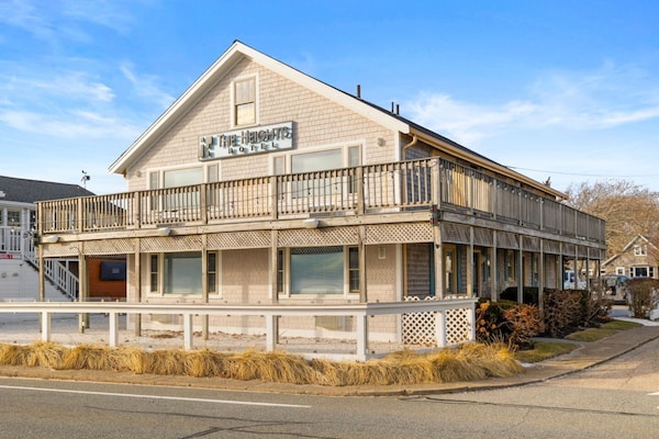 Oceanview 2 Double Bed Groundfloor Suite - Woods Hole, MA