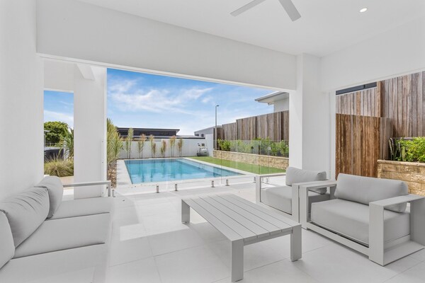 Stylish 4-bed Home With Pool Near Coolum Beach - Coolum Beach