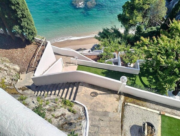 Villa Furina: A Bright And Sunny Four-story Villa Built On The Sloping Cliff In Front Of The Sea, With Free Wi-fi. - Salerne