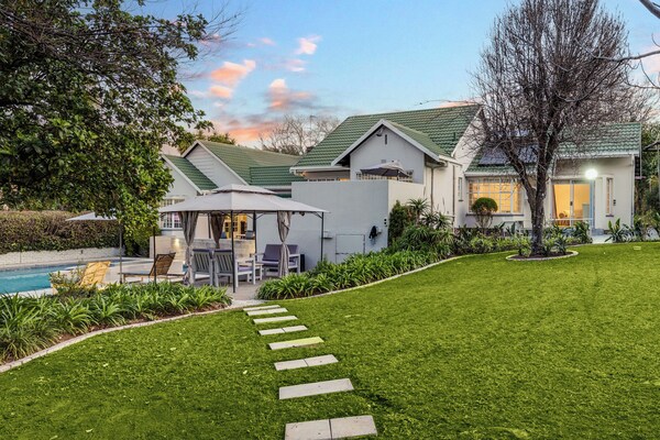 Luxurious 5 Bedroom Bryanston Getaway - Randburg