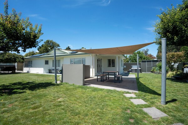 3 Queen Beds, Hot Tub, Air Conditioning. - New Zealand