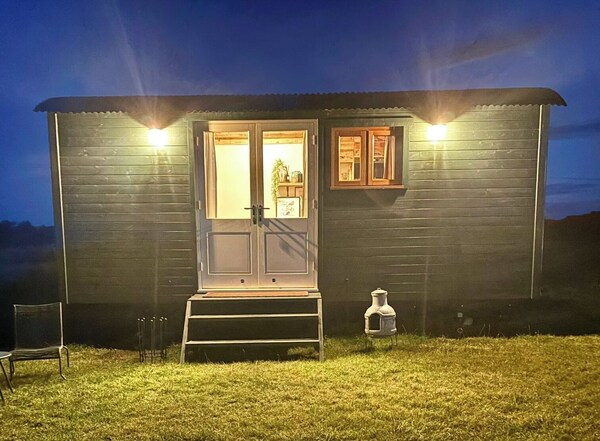 Charming Shepherds Hut In Peaceful Lydiard Millicent Walking Distance To Pub - Cotswolds