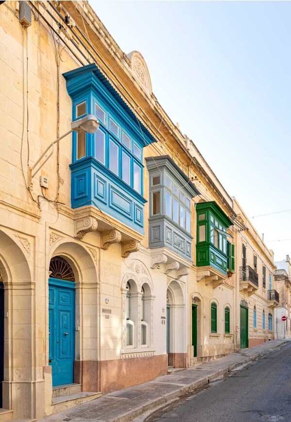 "Charming 4-bedroom Townhome With Wifi & Ac, 4 Minutes From Tas-sliema Seafront" - Malta