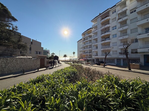 Coastal Heaven: Golden Sand Steps Away - Lloret de Mar