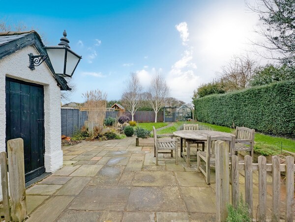 Wicks Farm Cottage - Ford Arundel - Sleeps 6 Guests  In 3 Bedrooms - Arundel