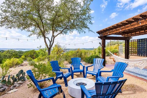 Lake Views| Fire Pit| Detached Apartment - Canyon Lake, TX