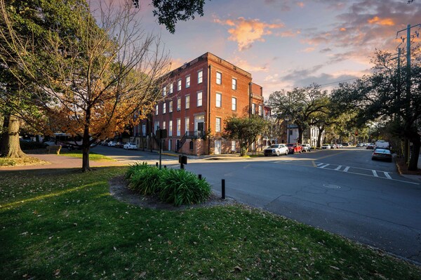 Welcome To The Historic Dickerson House - Savannah, GA
