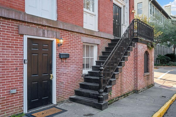 Top Of York - Historic Charm Meets Modern Comfort In Savannah - Savannah, GA