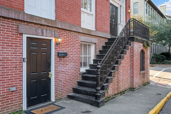 Top Of York - Historic Charm Meets Modern Comfort In Savannah - Savannah, GA