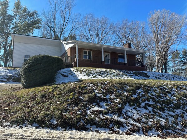 Charming 2-bedroom Home, 1 Mile From Town,  With A Beautiful View. - Mountain Home, NC