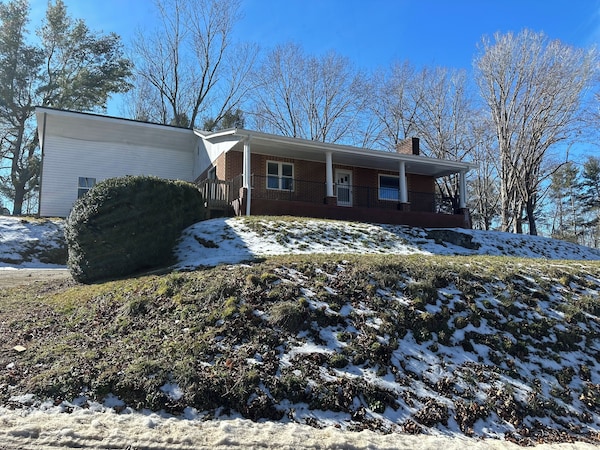 Charming 2-bedroom Home, 1 Mile From Town, With A Beautiful View. - Mountain Home, NC