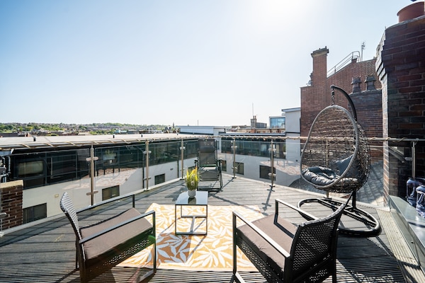 Penthouse With Glass Wall Views In Barnsley Centre - Barnsley