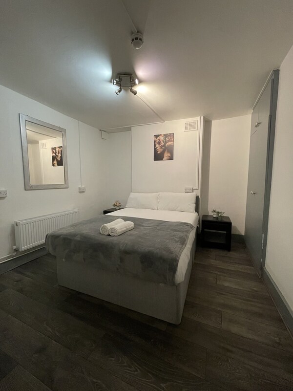 Double Room - Shared Bathroom - Fulham
