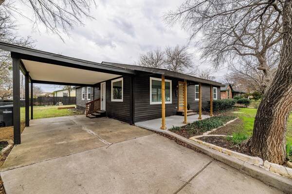 Spacious Mckinney Bungalow- Where Space Meets Grace In The Heart Of Mckinney - McKinney, TX