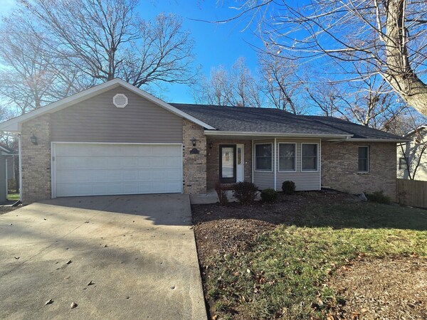 Spacious 4-bedroom House In Vibrant Columbia Close To The Mkt Trail With Wifi/ac - Columbia, MO