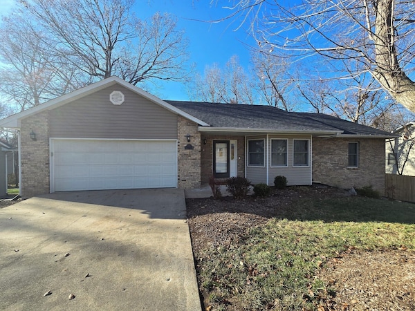 Spacious 4-bedroom House In Vibrant Columbia Close To The Mkt Trail With Wifi/ac - Columbia, MO
