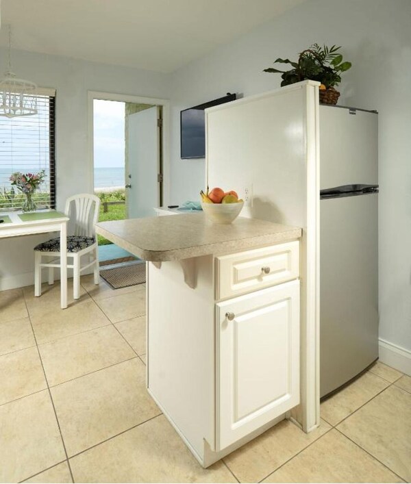 Stunning Afternoon Beach Walk: Spacious Suite W/ Pool & Pristine Beach Access - Melbourne Beach, FL