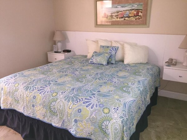 Sandy Stay: Spacious Suite With Kitchen & Ocean Front | Stunning Sunset - Melbourne Beach, FL