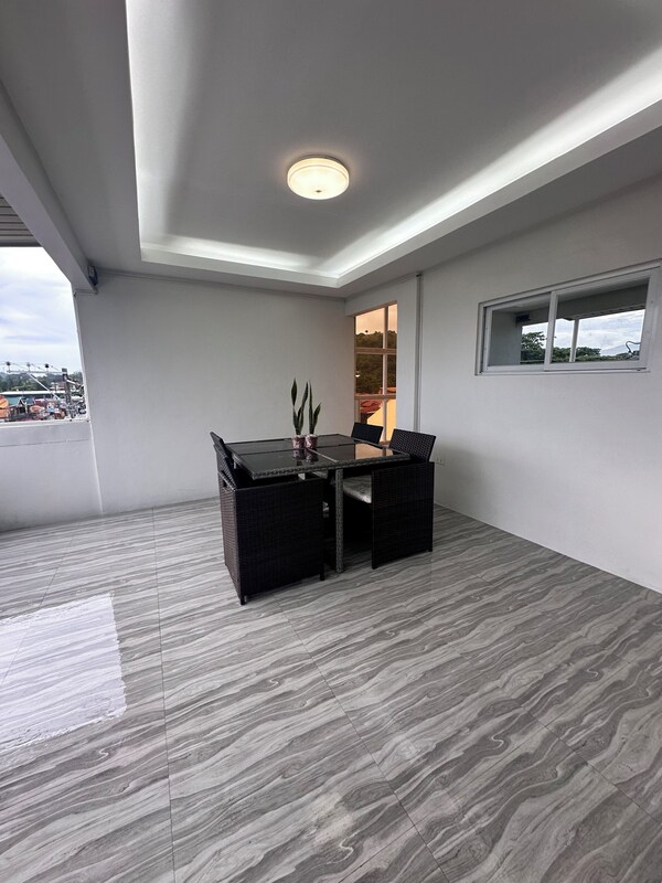 The Penthouse - Barretto,,olongapo City Near Beach And Inflatable Island - Subic