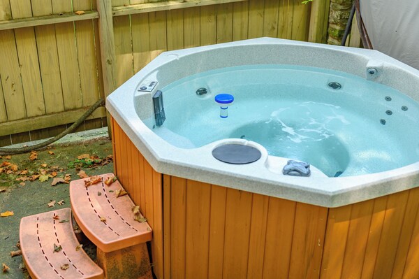 The Butterstone Cottage - Hot Tub, Bumper Pool, Fire Pit - Nashville, IN