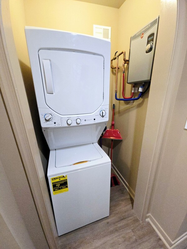 The Henry Lofts 2-bedroom Apt., Dog Friendly Fenced Yard, Arcade, Coffee Shops - Petersburg, VA
