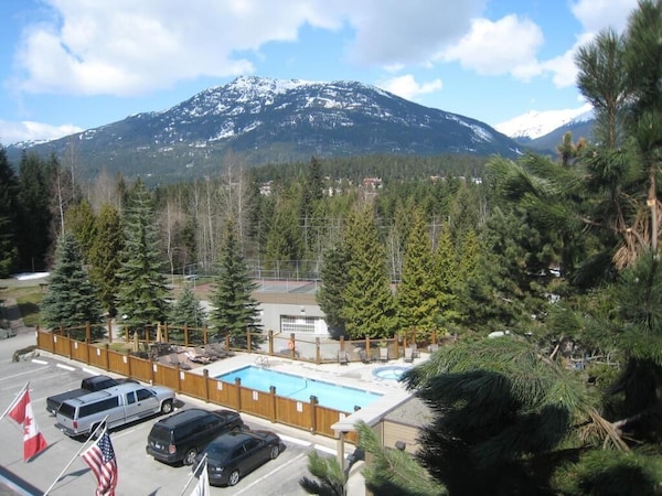 2 Bedroom Suite @ The Tantalus Lodge W/ 24hr Front Desk & Free Parking For 1 Car - Whistler