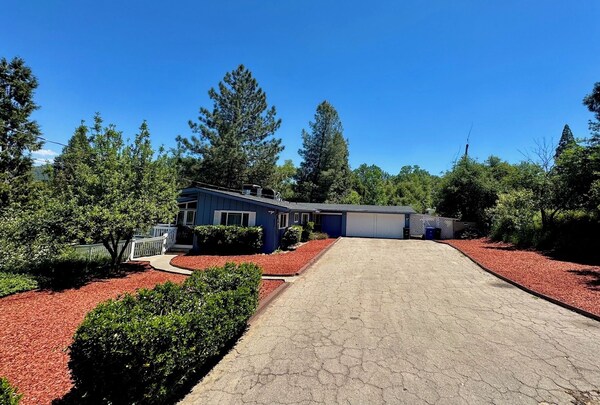 Family Friendly 4-bedroom House In Oakhurst With 2 King Bedrooms, Wifi And Hvac. - Oakhurst, CA