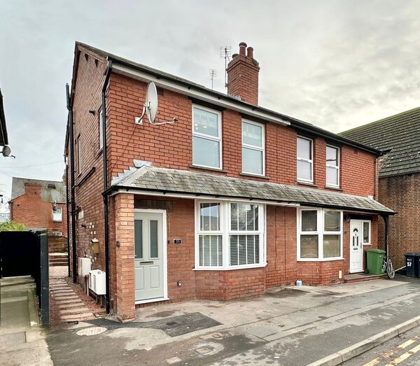 Central Apartment: Brand New Kitchen & Bathroom - Hereford