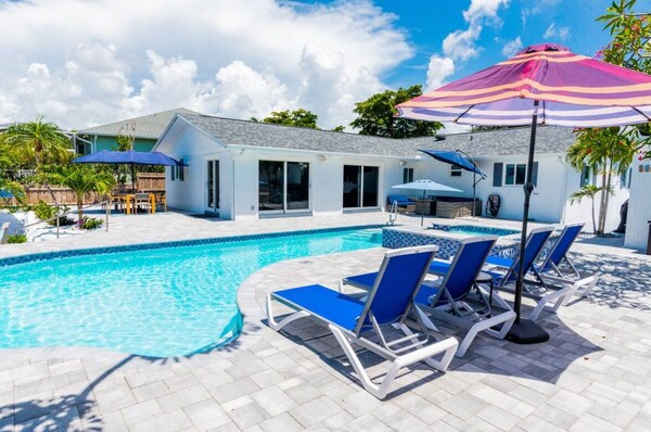Charming 3-bedroom House In Hickory Bay- On Water-north Naples- Bonita Springs- - Bonita Springs, FL