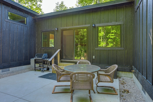 8 Mi To Sleeping Bear Dunes: Creekside Cabin - Empire, MI