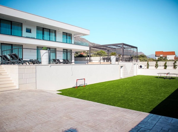 Sunset Serenity Villa With Pool, Gym And Sauna - Six Bedroom Villa With Pool - 斯普利特