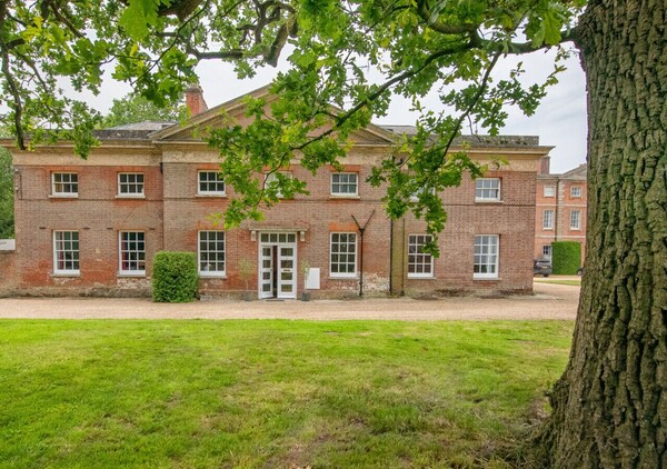 The East Wing - Three Bedroom Apartment, Sleeps 6 - Wymondham