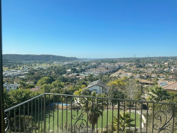 Charming 2-bedroom Oceanview Apartment With Wifi And Ac In Pleasant La Costa - 칼즈배드