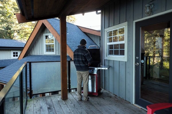 Beach Front W/ 2 Private Decks! With Ocean Views! Ocean Oasis - Ucluelet