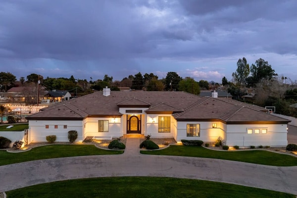 Luxury Oasis With Entertainment & Amazing Backyard - Glendale, AZ