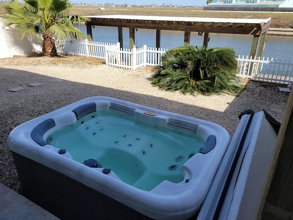 Island Palm Waterfront 3/2 Boat Dock & Hot Tub - Corpus Christi, TX