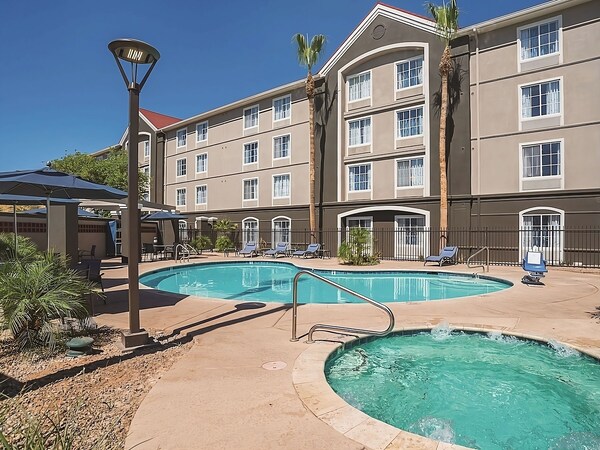 Executive King Room, La Quinta Inn & Suites, Complimentary Breakfast - Phoenix, AZ