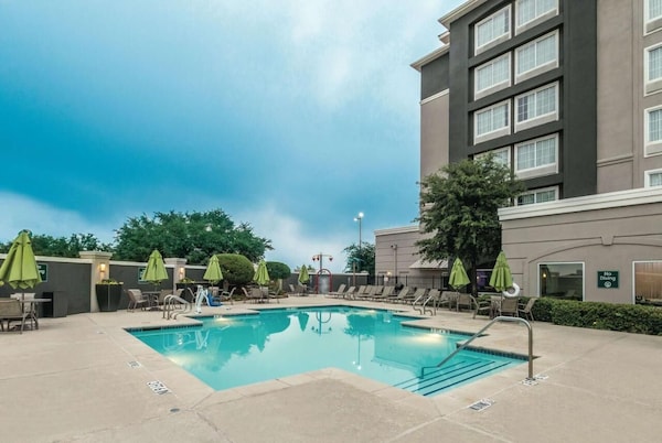 Your Arlington Dream Stay: Cozy Comfort Near Six Flags & Stadium! - 