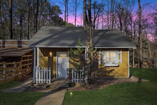 Cozy Cottage Charm: Tiny Gem In Nature 1-4 Guests - Raleigh, NC
