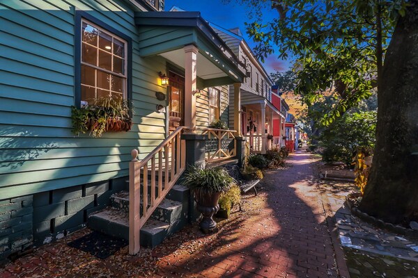 Historic 3br/3ba+parking Jones St- Walk Everywhere! - Savannah, GA