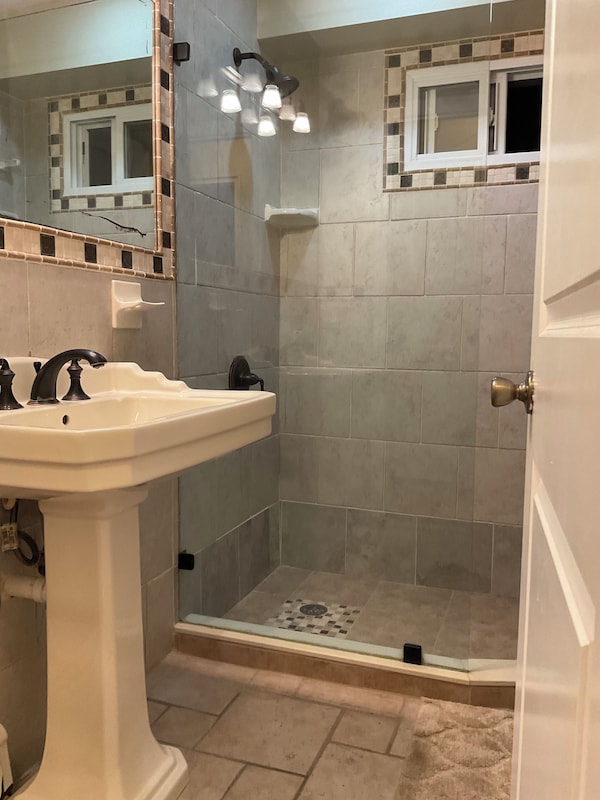 Charming 1-bedroom House With Wifi, Ac In Pleasant Elmont - 가든 시티